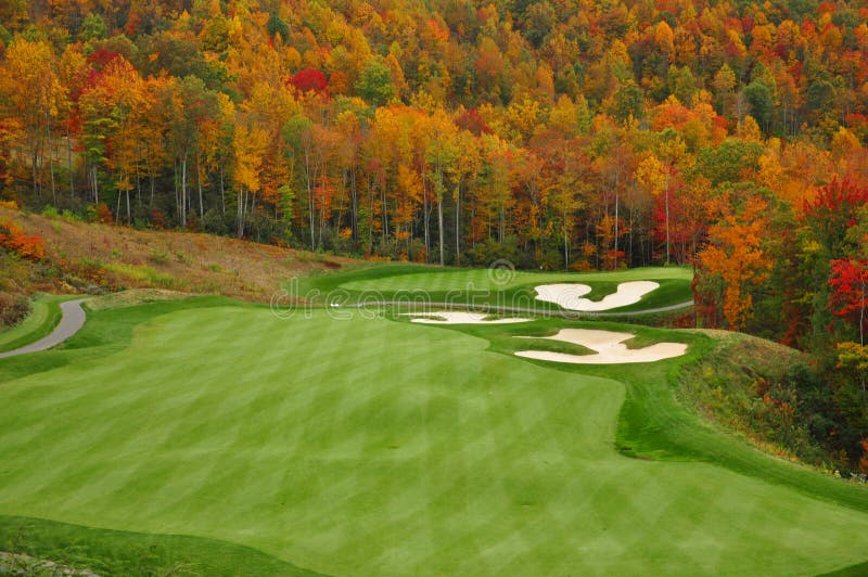 Autumn Mountain Golf Course Photo stock - Image of herbe, beau: 21608538