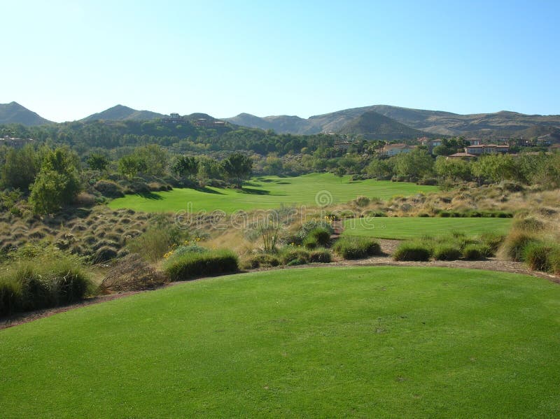 Vue de terrain de golf photo stock éditorial. Image du golf - 85657773