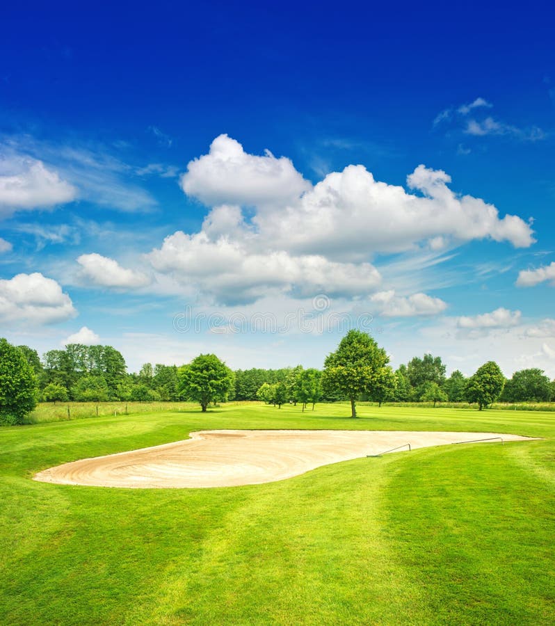 Terrain De Golf Et Beau Ciel Bleu. Champ Vert Photo stock - Image du ...