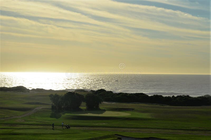 Terrain de golf par la mer image stock. Image du océan - 85896107