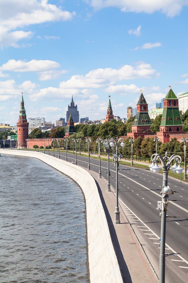 A Terraplenagem Do Kremlin Da Cidade De Moscou Do Rio De Moskva Imagem ...