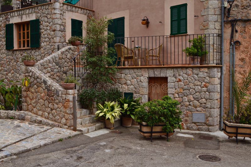 Terraza española imagen de archivo. Imagen de edificios - 69527769