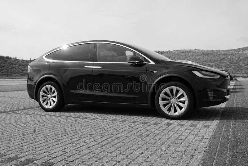 Het witte Tesla-taxi laden redactionele fotografie. Image of tesla ...
