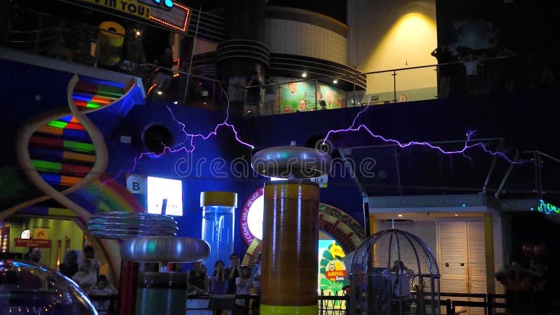 Tesla Spole Som Dansar Till Takten Av Musik Stock Video - Video av ...