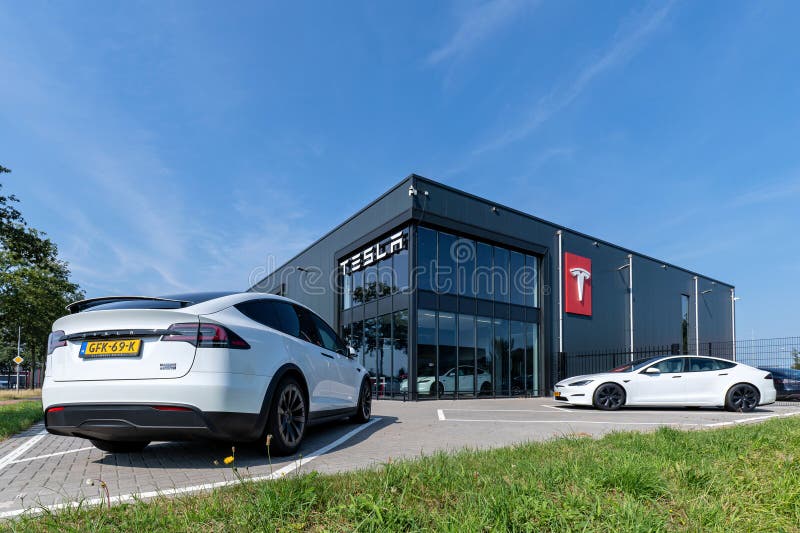 Tesla store editorial image. Image of trademark, badge - 334901400