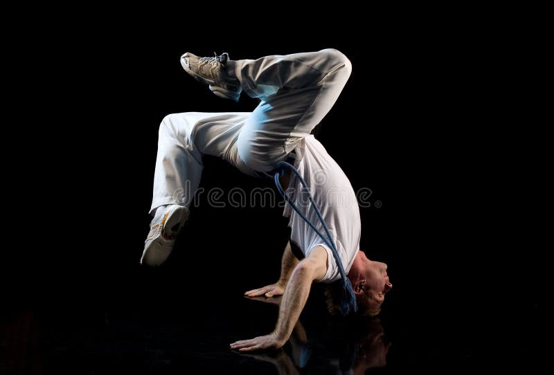 Breakdancer a testa in giù immagine stock. Immagine di vibrazione - 7673973