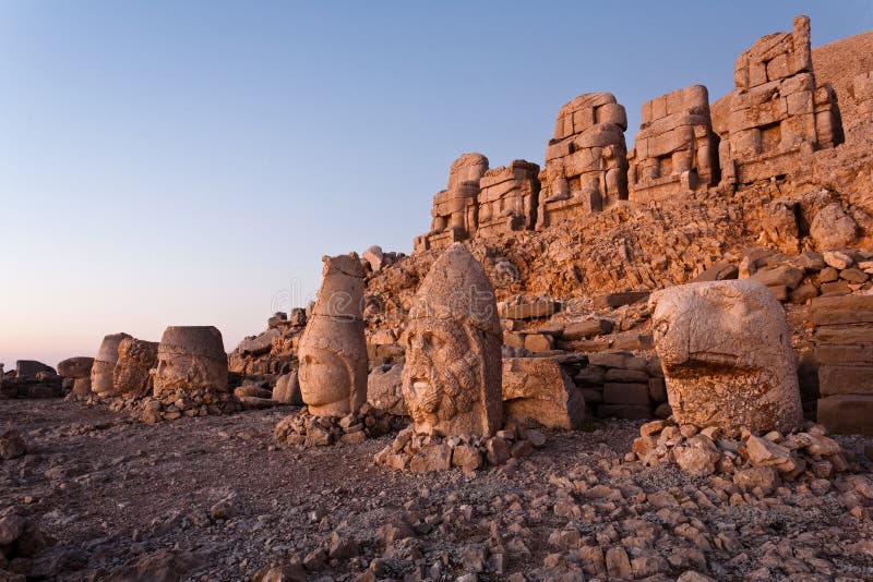 Teste di dagi di Nemrut. immagine stock. Immagine di aperto - 24458745