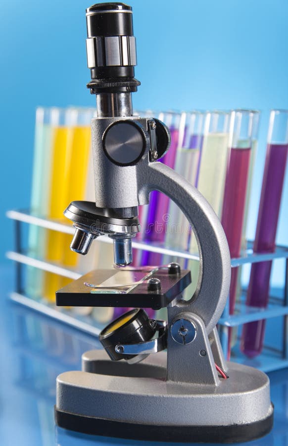 Microscope De Laboratoire D'isolement Sur Le Blanc Image stock - Image ...