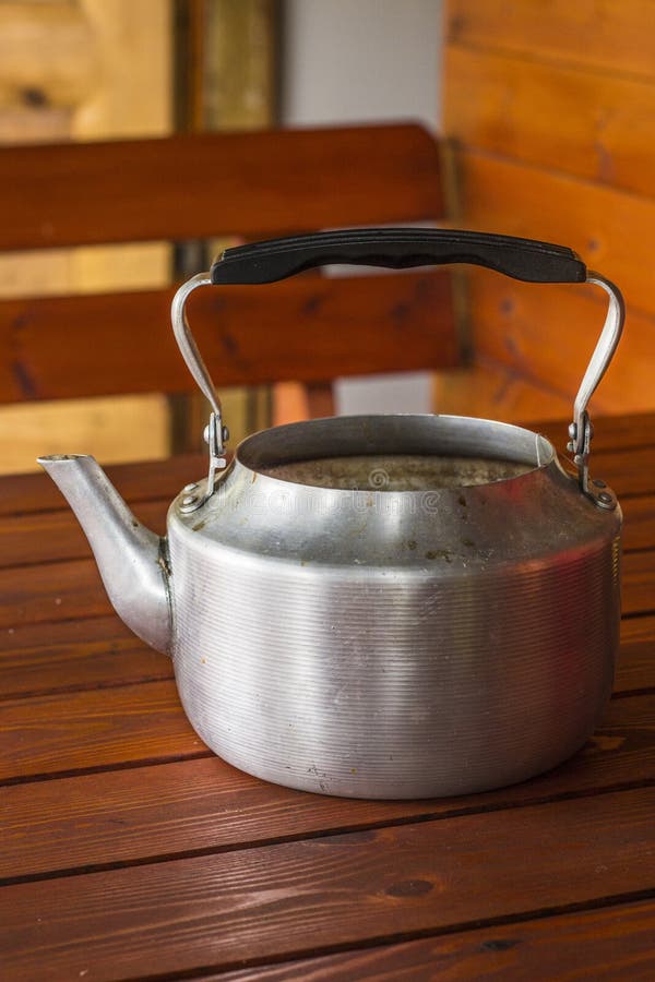 Tetera moderna del metal foto de archivo. Imagen de aislado - 4384230