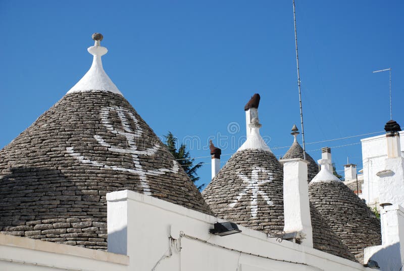 Tetti Con Simboli Nella Trulli, Nella Famosa Città Italiana Di ...