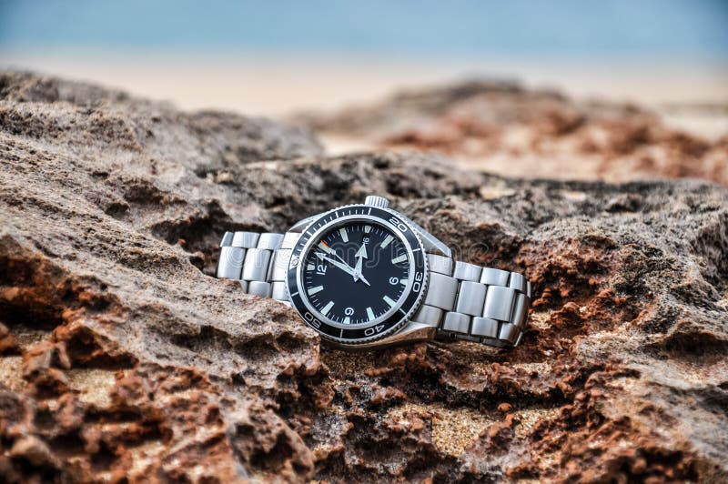 Teure Schweizer Armbanduhr Auf Einem Stein- Molokai, Hawaii Stockfoto ...