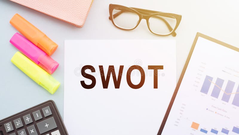 Texte Swot Sur Bloc-notes Avec Calculateur. Lunettes Et Marqueurs De ... Texte Swot Sur Bloc-notes Avec Calculateur. Lunettes Et Marqueurs De ...
