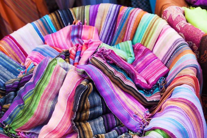Tissus De Textile De Marrakech Photo stock - Image du bazar, tissus ...