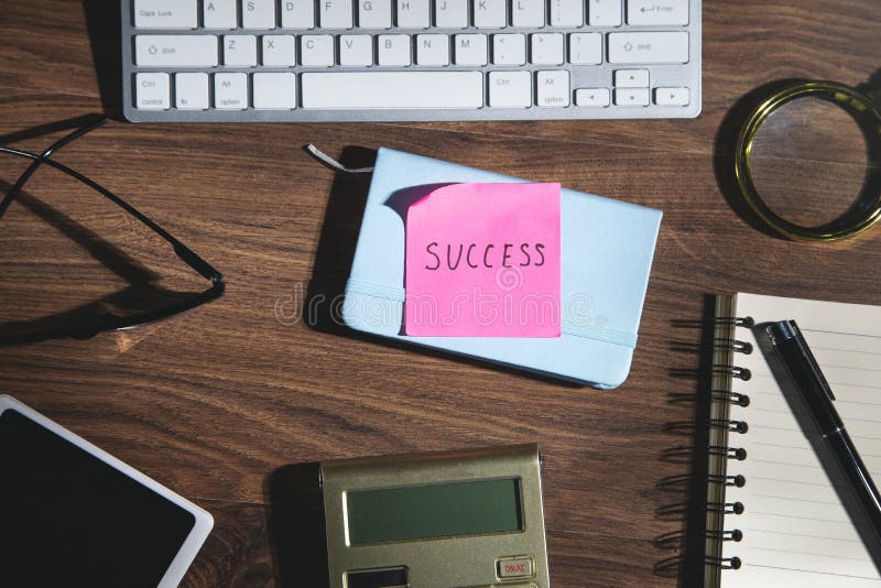 Texto De éxito En Nota Adhesiva Con Objetos De Negocio Foto de archivo ...