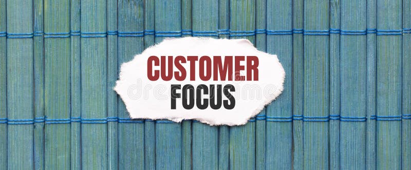 Texto FOCUS DO CLIENTE No Papel Sobre O Fundo Da Madeira Verde Imagem ...
