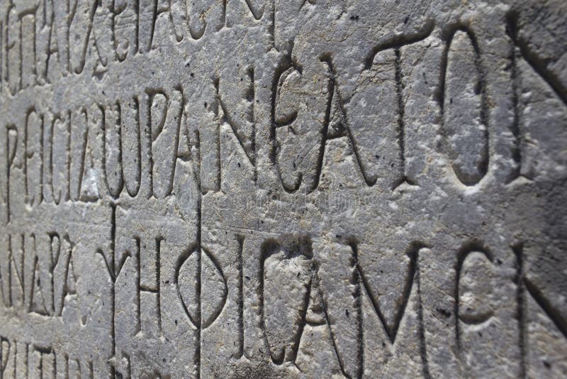 Letras Antigas Do Texto Grego Da Escrita Na Parede Foto Editorial ...