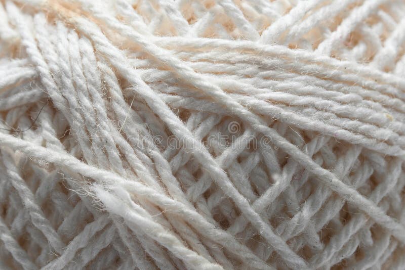 La Madeja De Lanas, De Rayos Y De Un Rojo Hizo Punto La Bufanda Imagen ...