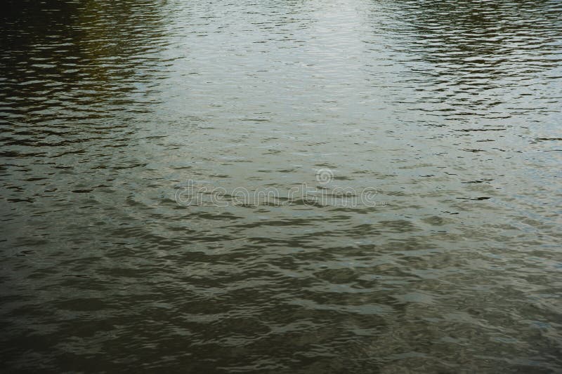 Textura De Los Descensos Del Agua En Fondo Rojo Imagen de archivo ...