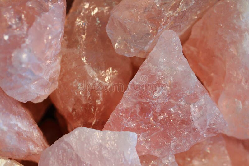 Minerai de quartz de Rose image stock. Image du isolement - 29978261