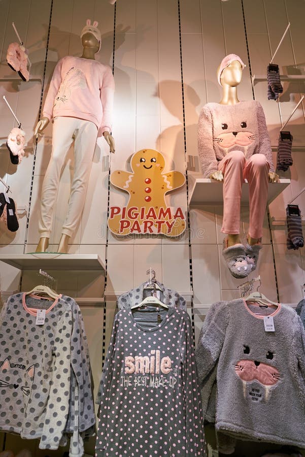 Tezenis editorial photo. Image of rome, store, garment - 141428756