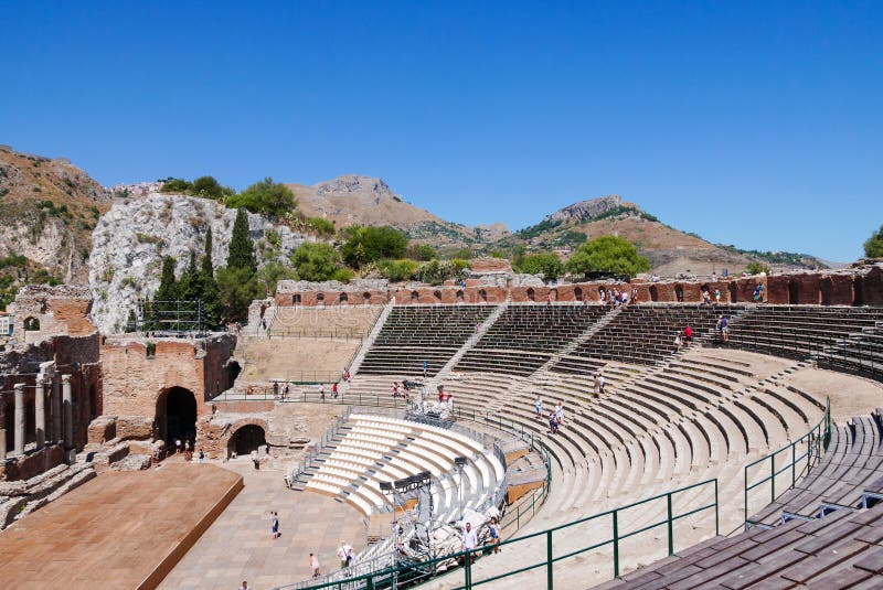Théâtre Grec Dans Taormina Avec Le Volcan De L'Etna à L'arrière-plan ...