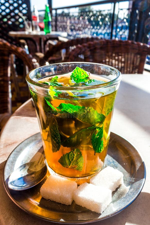 Thé Marocain Avec La Menthe Et Le Sucre Dans Un Verre Sur Une Table ...