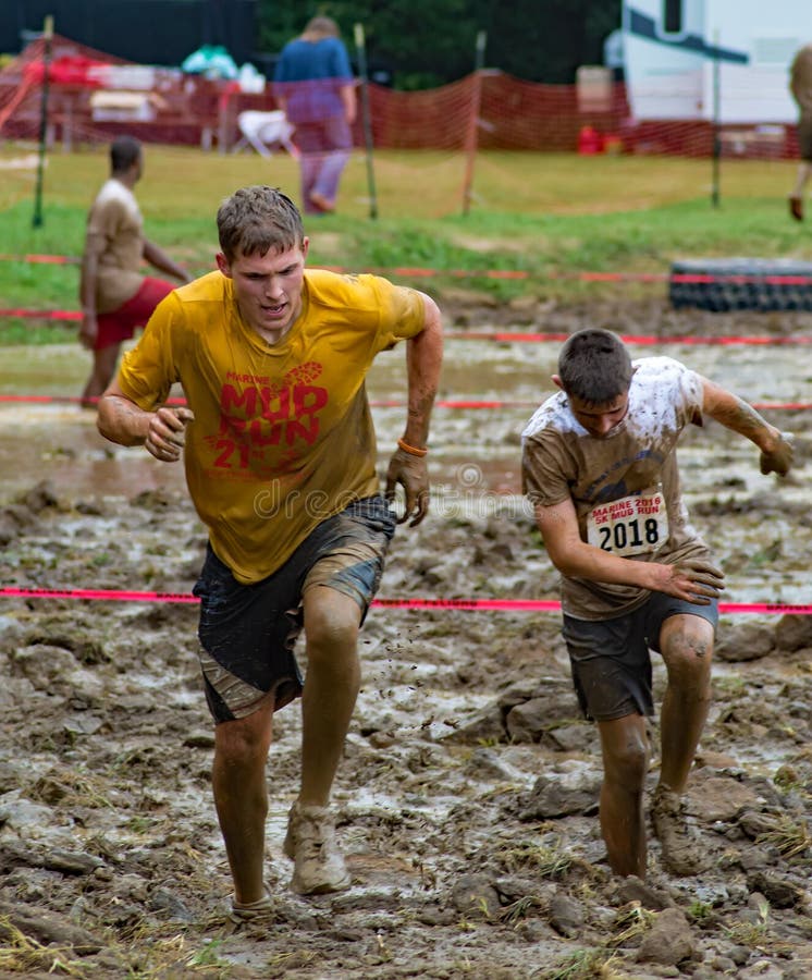 21th Marine Mud Run Annuale - Due Corridori Fotografia Editoriale ...