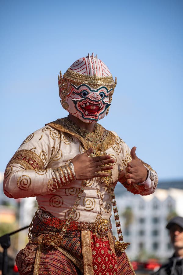 A Thai Dancer Preforms the Khon Dance Stock Image - Image of tradition ...