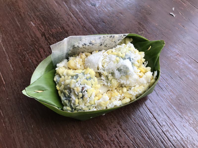 Bean Puff, Thai Dessert (Kanom Tua Pap Stock Image - Image of green ...