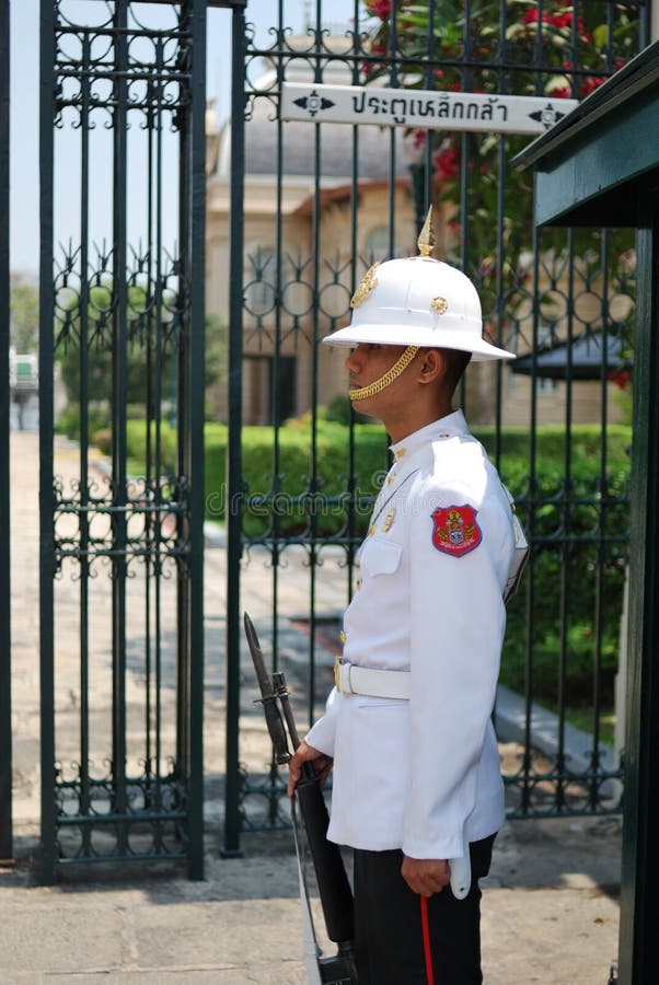 Thai guard editorial image. Image of palace, thai, rifle - 17195255
