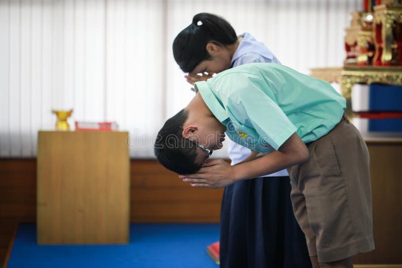 Thai Students pay respect editorial photo. Image of show - 59289221