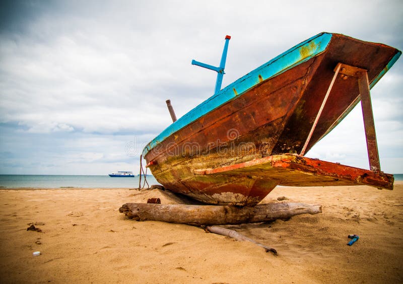 Lange Boot En Tropisch Strand, Phuket, Andaman-Overzees, Thailand Stock ...