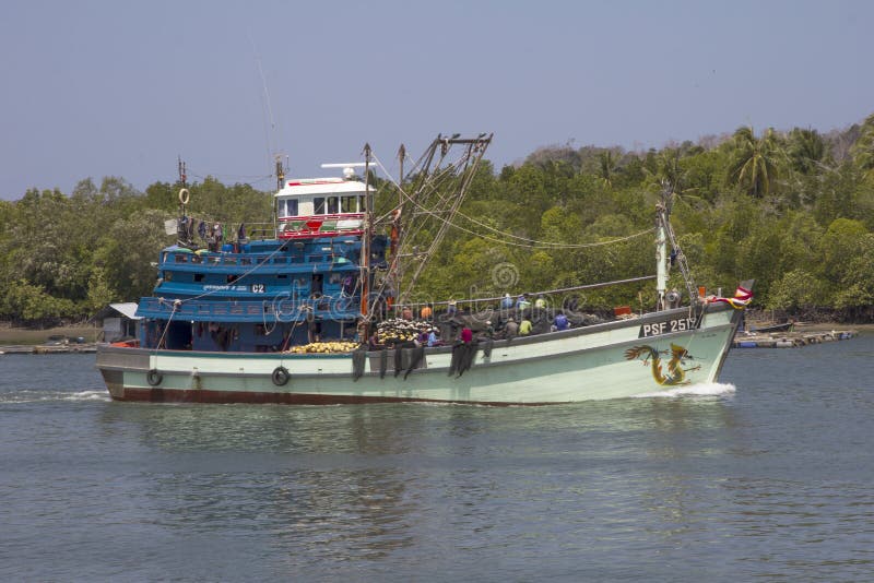 Thaise vissersboot redactionele stock foto. Image of birmaans - 42928748