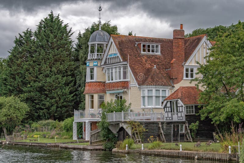 Thames river old house stock image. Image of england - 102058561