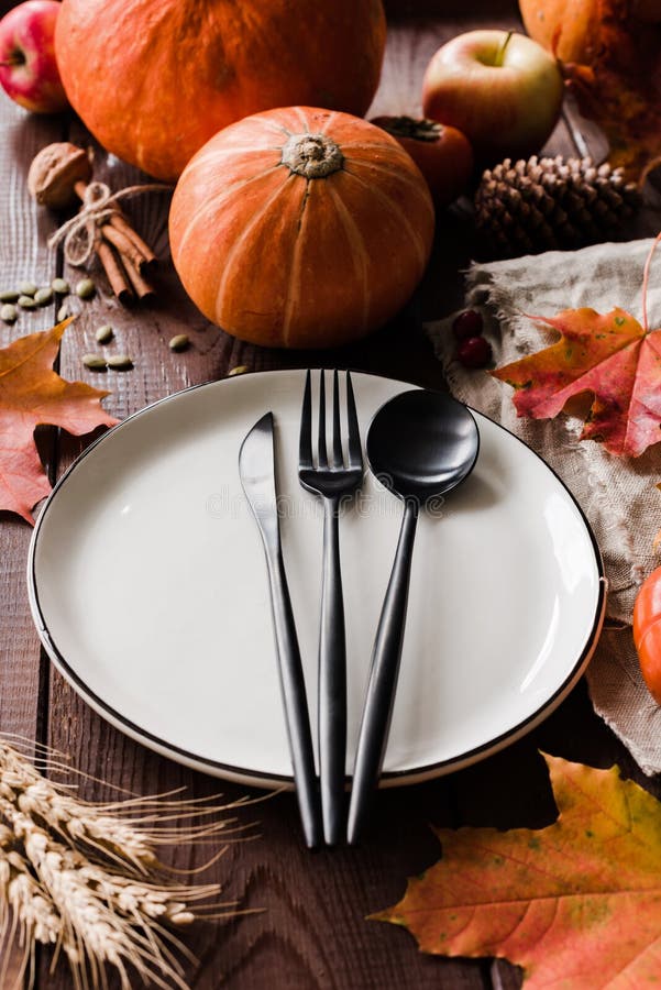 Thanksgiving Table Setting with Pumpkins, Wheat, Fallen Leaf and Black ...