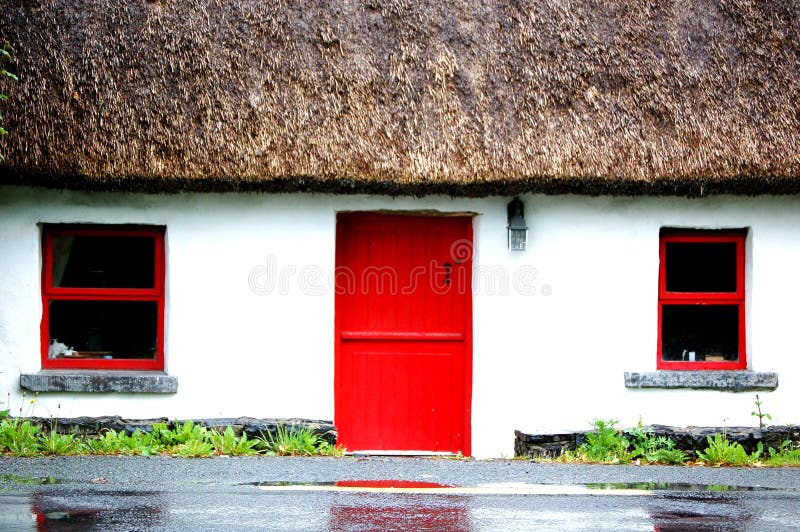 Thatch Cottage Irish Window Stock Image - Image of farmhouse, cozy: 2510771