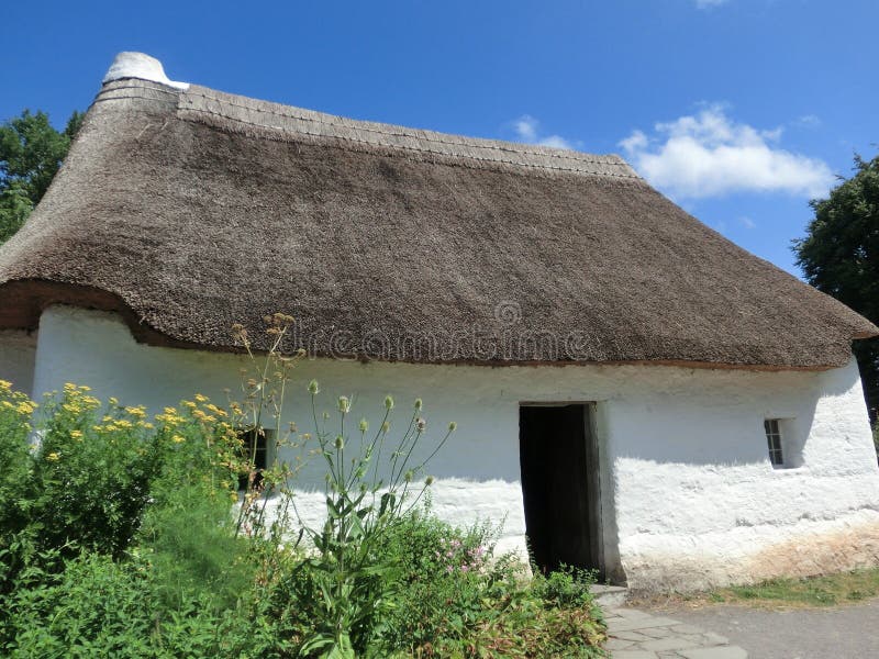 Thatched Cottage with White Walls Stock Photo - Image of thatched ...