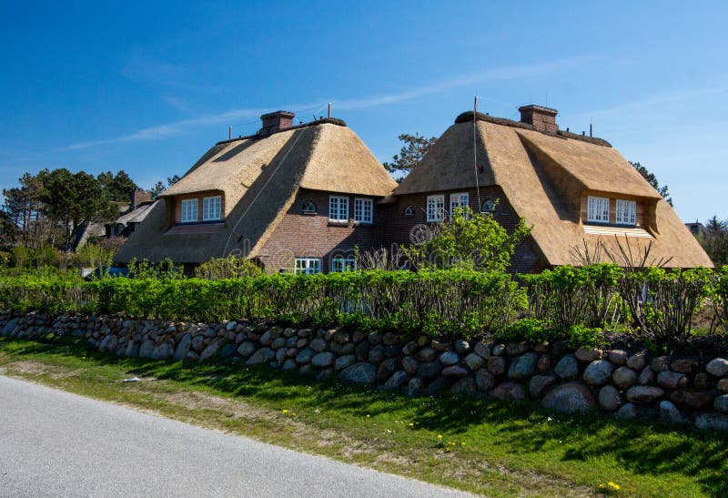 Thatched hustak fotografering för bildbyråer. Bild av strand - 56114865