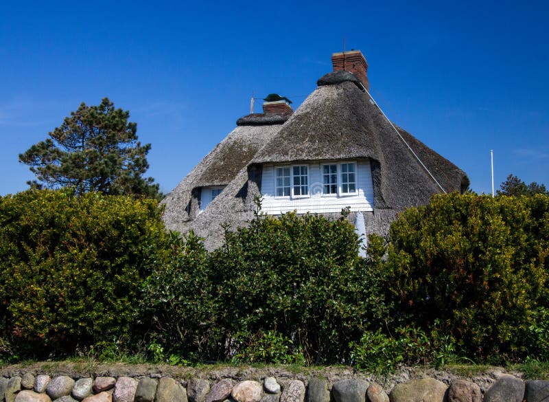 Hus Med Ett Halmtäckt Tak På En Vit Bakgrund Fotografering för ...
