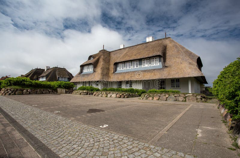 Thatched hustak fotografering för bildbyråer. Bild av strand - 56114865