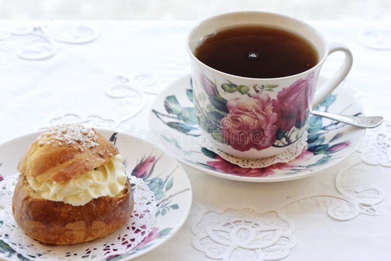 Thee en gebakje stock afbeelding. Image of gebak, achtergrond - 52377637