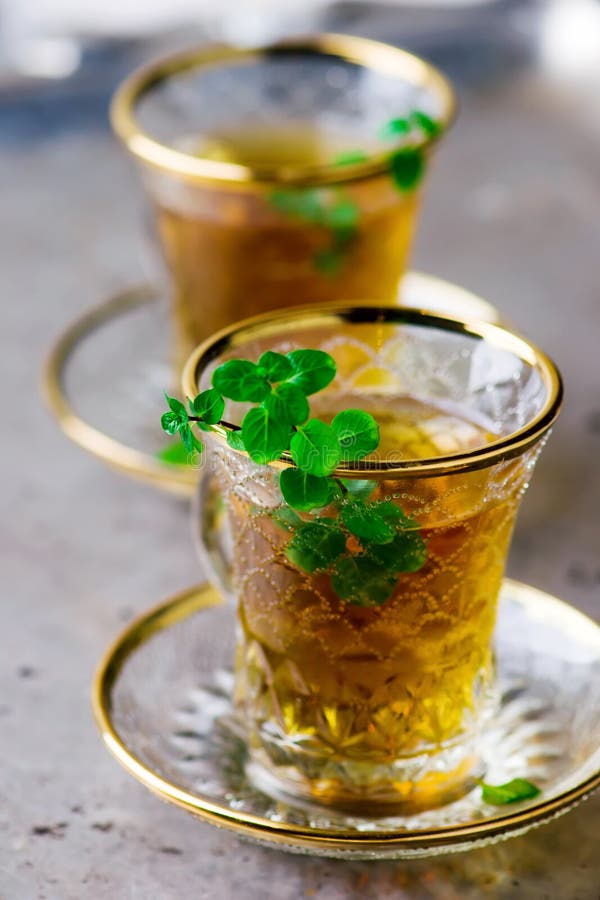 Thee Met Munt in Traditionele Turkse Glaskop Stock Foto - Image of ...