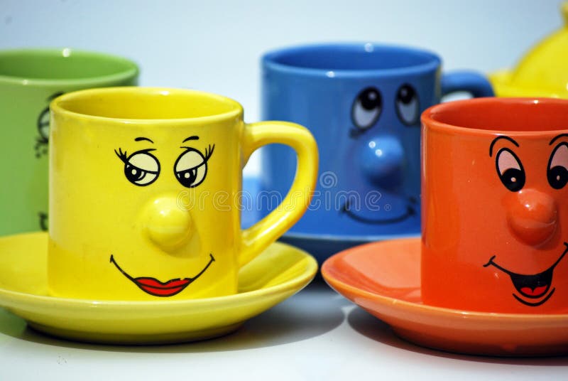 Kopjes met gezichten stock foto. Image of symbolisch, blauw - 5119212