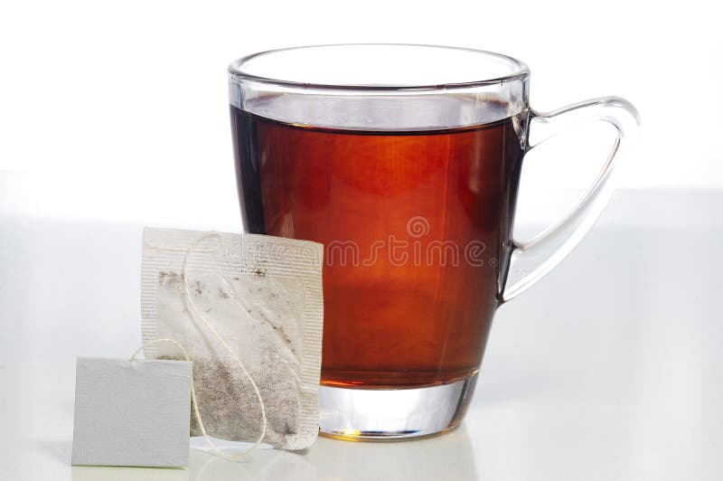 Theezakje en een glas thee stock foto. Image of geneeskunde - 26088596