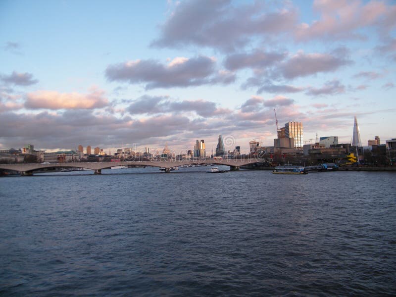 Themsen arkivfoto. Bild av mitt, stad, ensam, sida, spel - 113255582