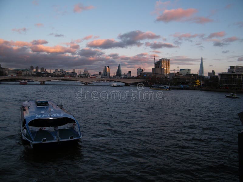 Themsen arkivfoto. Bild av mitt, stad, ensam, sida, spel - 113255582