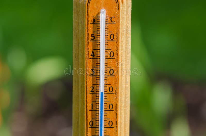 Thermometer 20 Graad Celsius Op Aardachtergrond Stock Foto - Image of ...