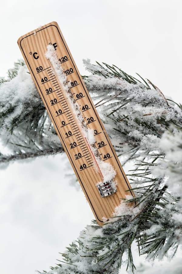 Thermometer In The Snow With Freezing Temperatures Stock Image - Image ...