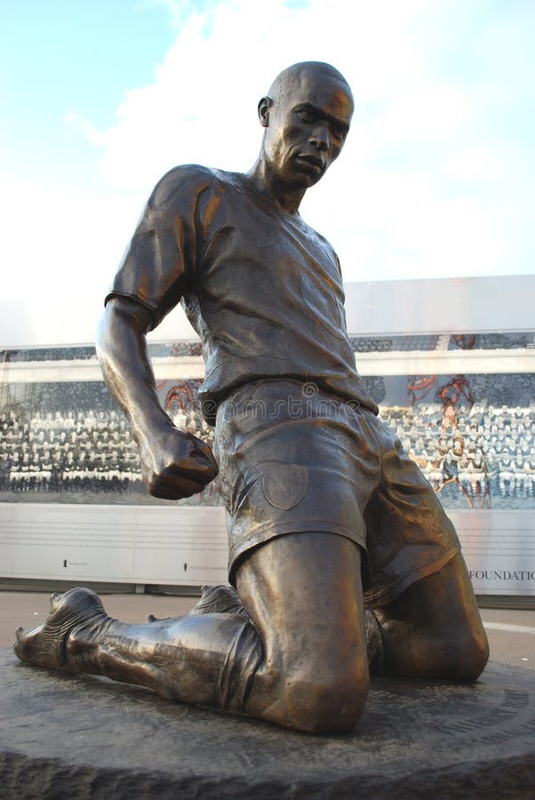 Thierry Henry Statue