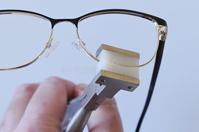 Thin Female Eyeglass Metal Frame Eyepiece Adjusted with Eyewire Forming ...